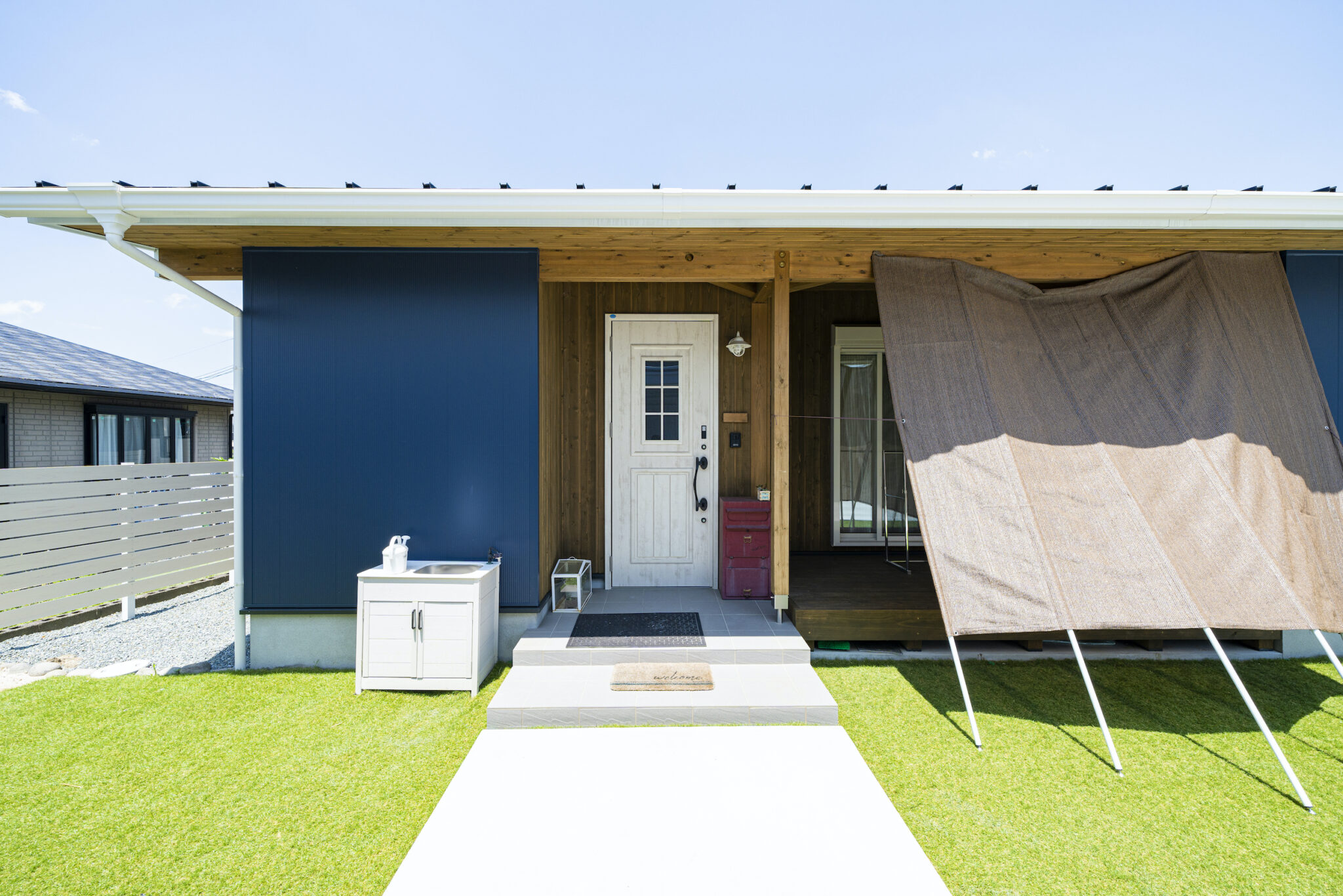 ネイビーの外壁に白い玄関ドアで爽やかな印象の平屋。キッチンタイルが可愛いお家。注文住宅 COVACO | 福岡・久留米・佐賀の注文住宅は ...