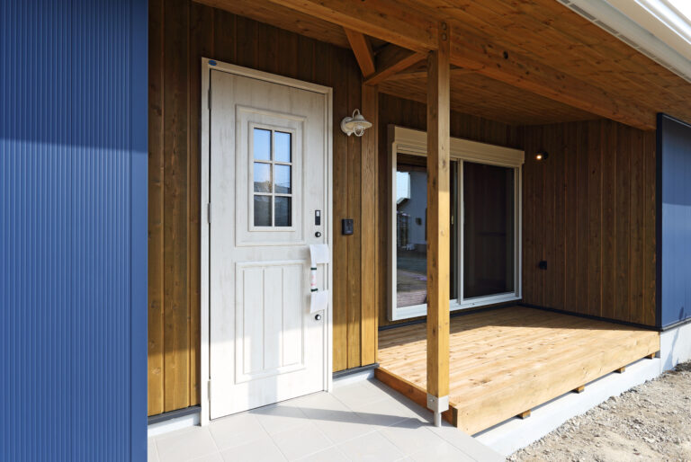 ネイビーの外壁に白い玄関ドアで爽やかな印象の平屋。キッチンタイルが可愛いお家。注文住宅 COVACO | 福岡・久留米・佐賀の注文住宅は ...