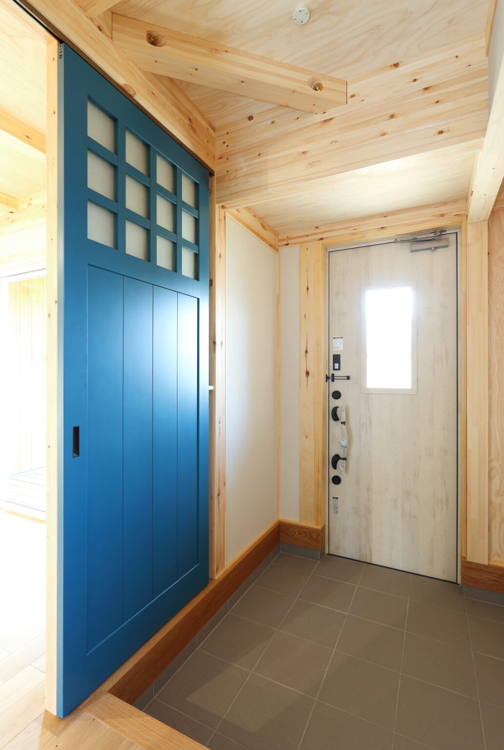 ネイビーの外壁に白い玄関ドアで爽やかな印象の平屋。キッチンタイルが可愛いお家。注文住宅 COVACO | 福岡・久留米・佐賀の注文住宅は ...