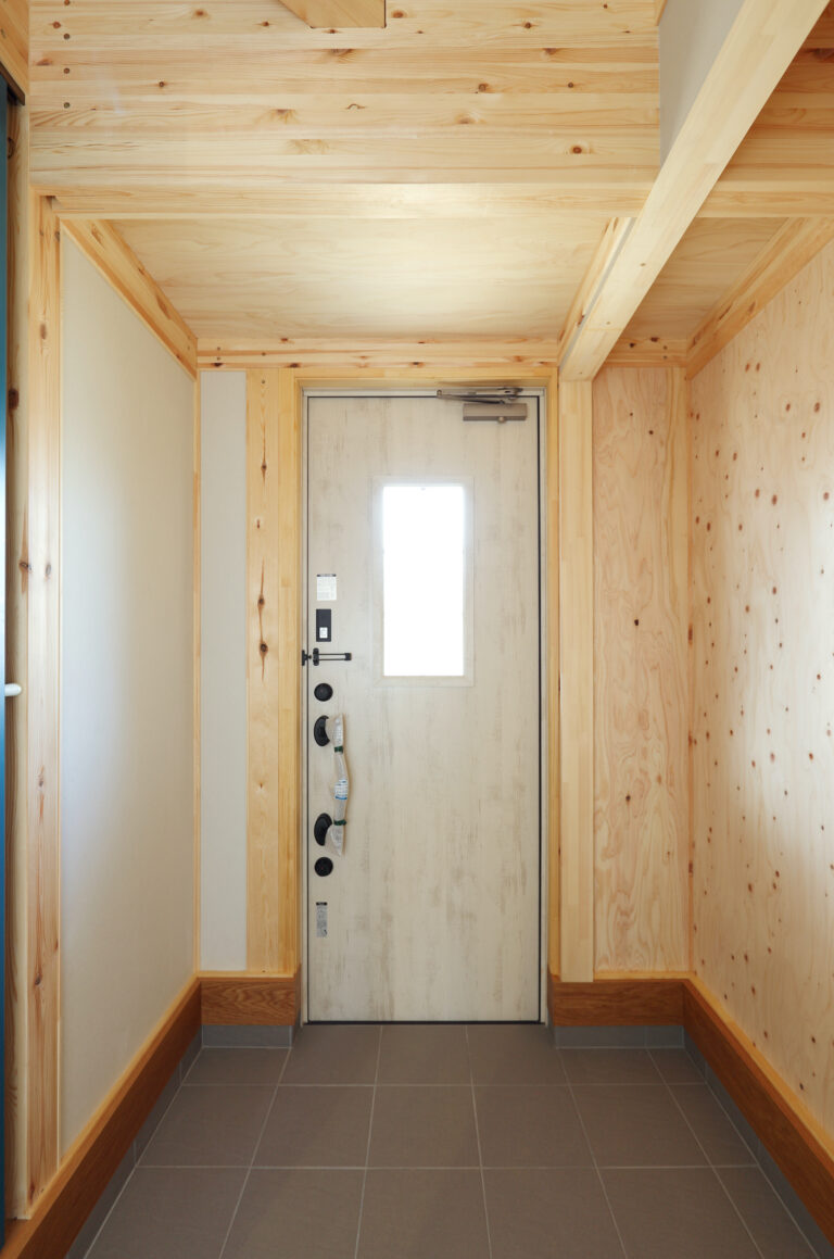 ネイビーの外壁に白い玄関ドアで爽やかな印象の平屋。キッチンタイルが可愛いお家。注文住宅 COVACO | 福岡・久留米・佐賀の注文住宅は ...