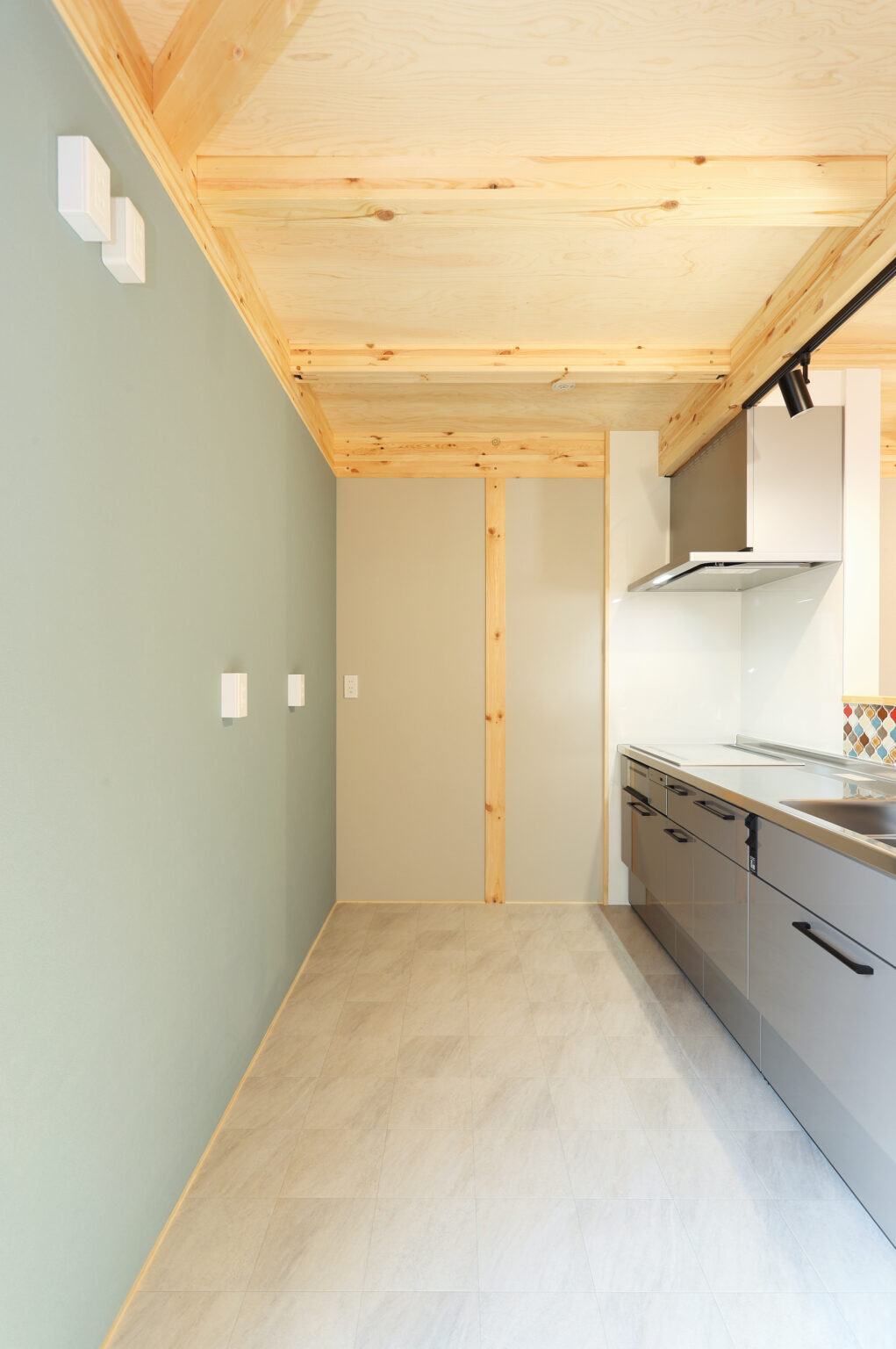 ネイビーの外壁に白い玄関ドアで爽やかな印象の平屋。キッチンタイルが可愛いお家。注文住宅 COVACO | 福岡・久留米・佐賀の注文住宅は ...