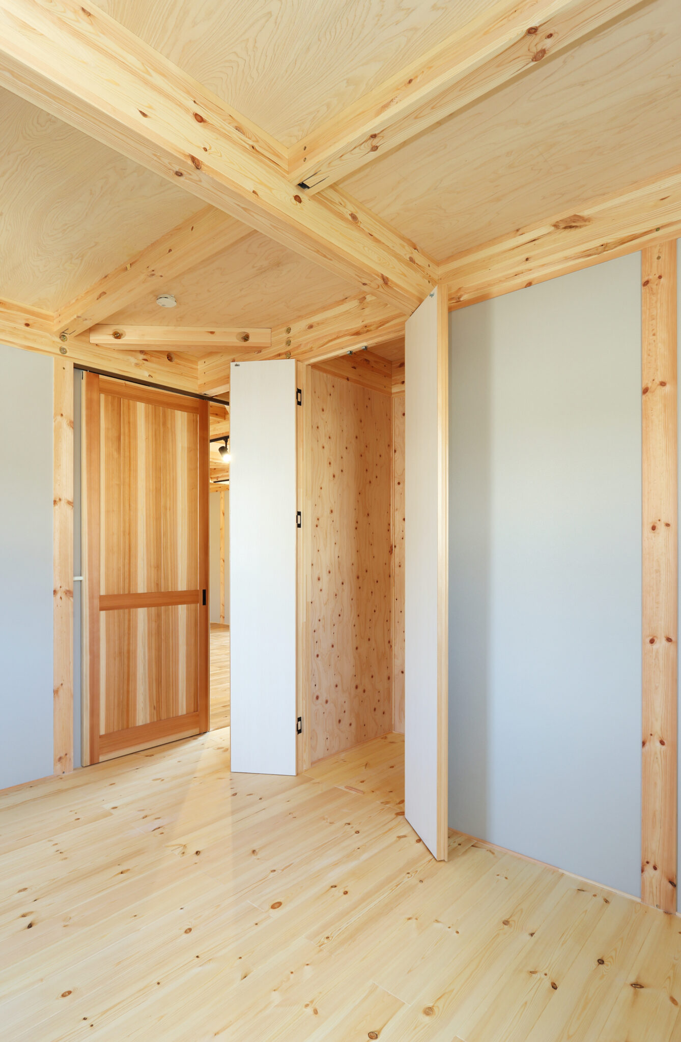 ネイビーの外壁に白い玄関ドアで爽やかな印象の平屋。キッチンタイルが可愛いお家。注文住宅 COVACO | 福岡・久留米・佐賀の注文住宅は ...